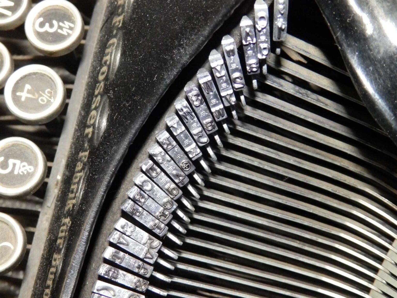 World War II typewriter with SS runes Groma T 1943 – Iron Cross collector