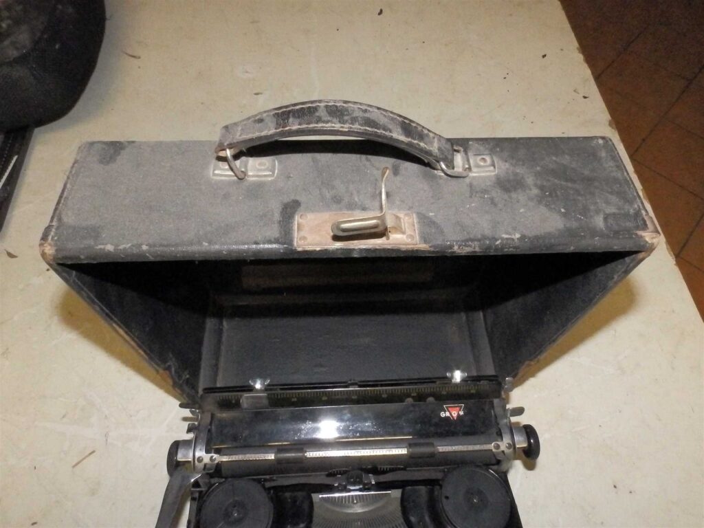 World War II typewriter with SS runes Groma T 1943 – Iron Cross collector