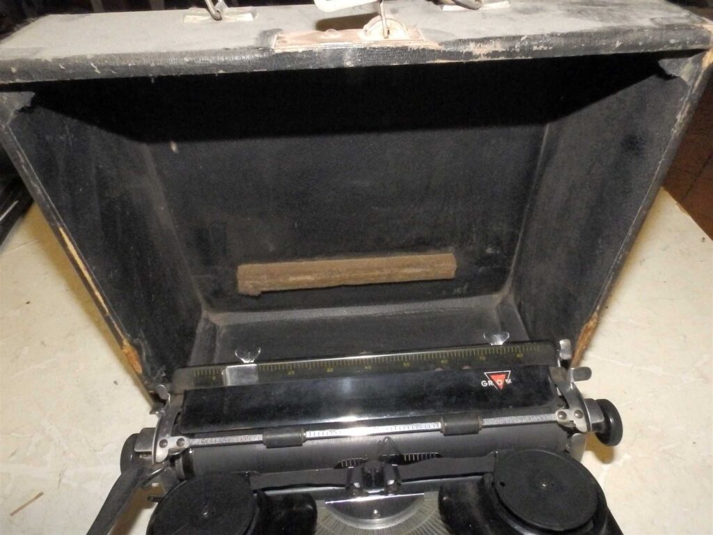 World War II typewriter with SS runes Groma T 1943 – Iron Cross collector