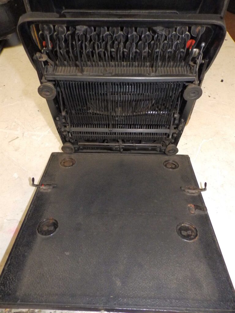 World War II typewriter with SS runes Groma T 1943 – Iron Cross collector
