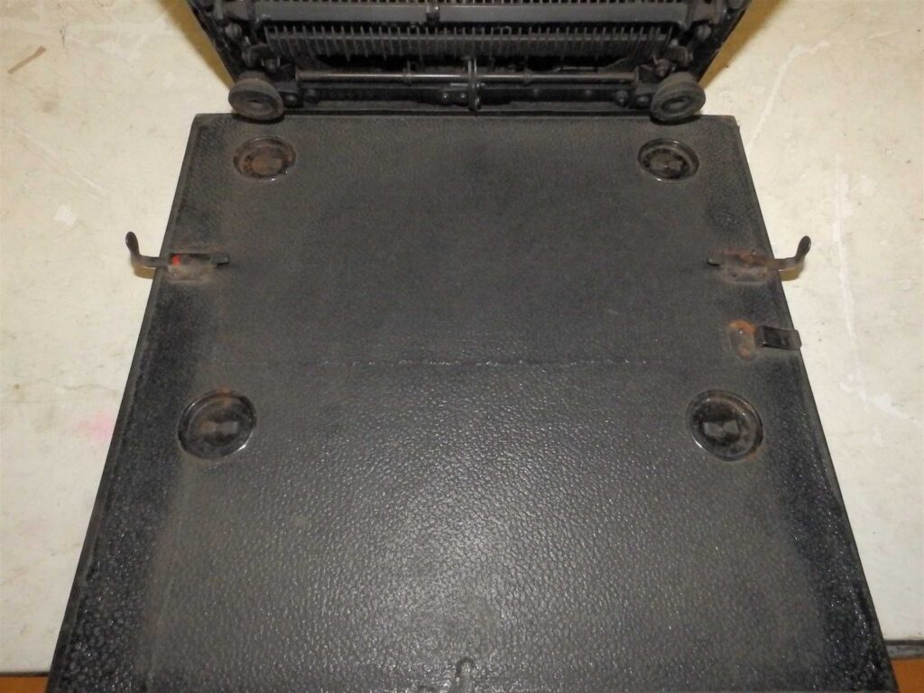 World War II typewriter with SS runes Groma T 1943 – Iron Cross collector
